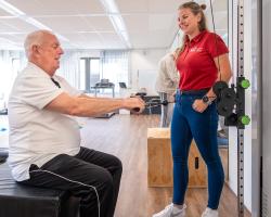 Zelfstandige oefeningen voor ouderen | Fysiotherapie Houwer & Ruijs